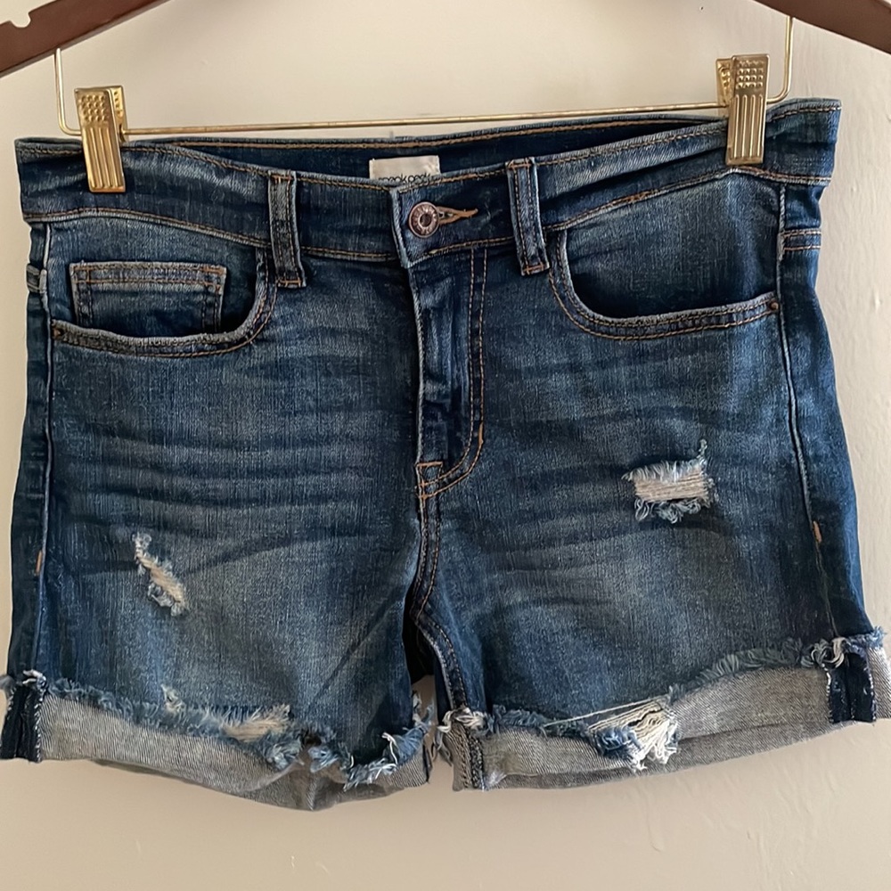 Sneak Peek Frayed Hem Mid-Rise Women Shorts Size “M”. - Gem
